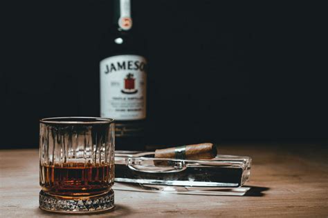 갈색 고귀한 고상한 고요한 그림자 나무 담배 담배를 피우는 담배를 피우다 럭셔리 마시는 것 막대기 맛 매우 복잡한 목조 병 부자 빈티지