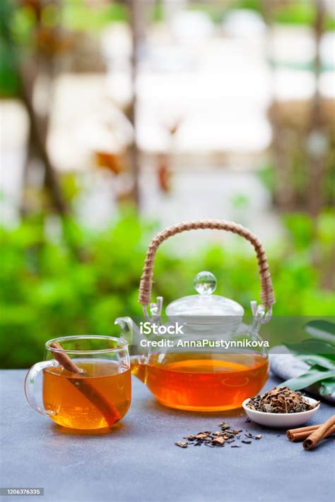 여름 야외 배경에 유리 컵과 주전자에 차 공간을 복사합니다 0명에 대한 스톡 사진 및 기타 이미지 0명 건강한 생활방식