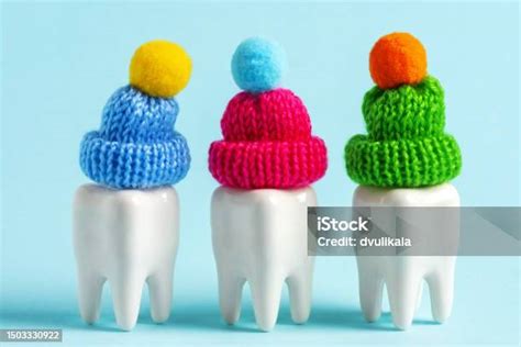파란색 배경에 작고 귀여운 니트 모자를 쓰고 있는 세 명의 인간 이빨 치과 진료소에 대한 겨울 광고 치아 건강에 대한 스톡 사진 및 기타 이미지 Istock