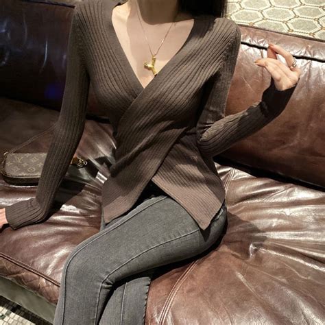 เสื้อยืดเเฟชั่นเเขนยาวทรงสลิม Slim Sexy เสื้อยืดสีพื้นเรียบง่าย เสื้อยืดคอวีสีพื้น เสื้อยืดเเขน