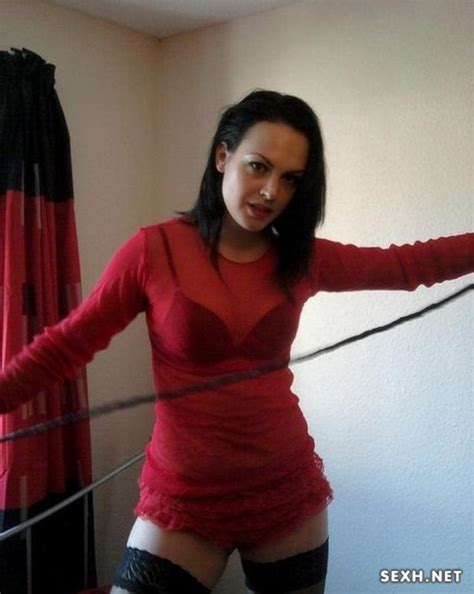 Сексуальная брюнетка позирует дома в разных нарядах Pic