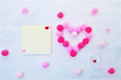 귀여운 분홍색 물방울 무늬와 폼폼으로 만든 하트 패턴 배경에 노란색 카드 제목 프레임 모형 0명에 대한 스톡 사진 및 기타 이미지 0명 개념 공란 Istock