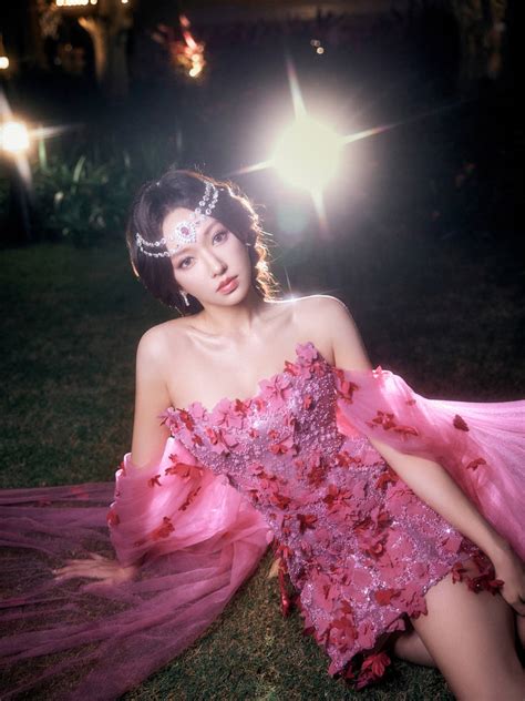 程潇身着繁花抹胸短裙性感甜美 似花国公主光彩照人