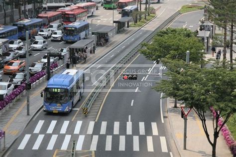 서울역 버스환승센터 Yanggiri 사진 서울 서울역 역사 건물 건축 버스 환승 센터 교통 정류장 택시 나무 구획 차선 차로 신호등 구분