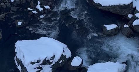 Зимовий струмок що протікає через засніжені скелі · Безкоштовне стокове відео