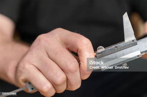 캘리퍼를 들고 있는 남자의 손 물체의 외부 및 내부 치수와 깊이를 측정하기위한 고정밀 금속 장비를 갖춘 성인 남성 공학에 대한 스톡 사진 및 기타 이미지 Istock