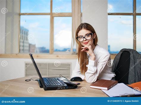 Femme Secr Taire Bureau Ordinateur Portable Bureau Travail Style De Vie Image Stock Image Of