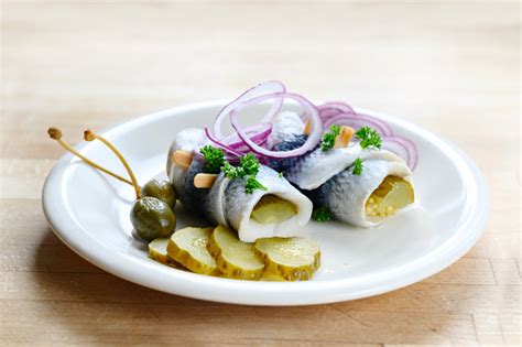 롤모프 또는 빨간 양파 거킨 케이퍼가 있는 압연 청어 나무 테이블에 새셔 숙취 아침 식사 복사 공간 숙취 의학적 상태에 대한 스톡 사진 및 기타 이미지 Istock