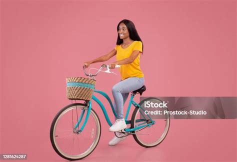 핑크 스튜디오 배경에 빈티지 자전거를 타고 캐주얼 옷에 예쁜 흑인 여성의 전체 길이 초상화 여자에 대한 스톡 사진 및 기타 이미지 여자 자전거 타기 행복 Istock