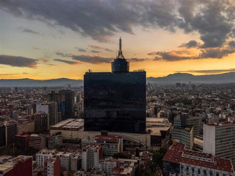 집 밖의 Cdmx 거리 생활 건물 건물 외관 건축 고층 건물 관광 구름 낀 하늘 깃발 노란 버스 도시 도시 경관 도시 전경 도시 풍경 도시들