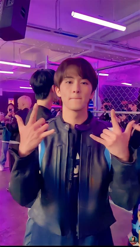 Artis Korea Cowok Ganteng Cool