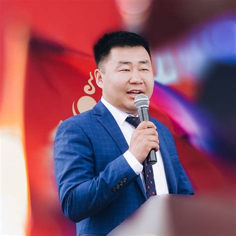 Нисэхийн зам дээр буцаж урсгал сөрж явах гэснээ болиод бүтэн эргэнэ гэдэг бас л ойгүй тэнэг