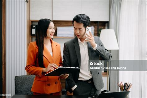 두 명의 아시아 사업가가 사무실에서 태블릿 노트북 컴퓨터로 투자 프로젝트 작업 및 계획 전략에 대해 논의합니다 25 29세에 대한 스톡 사진 및 기타 이미지 Istock