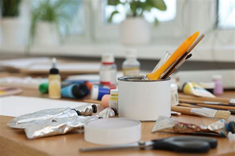 실내의 나무 테이블에 많은 그림 도구 근접 촬영 창의적인 취미 0명에 대한 스톡 사진 및 기타 이미지 0명 공예 교실 Istock