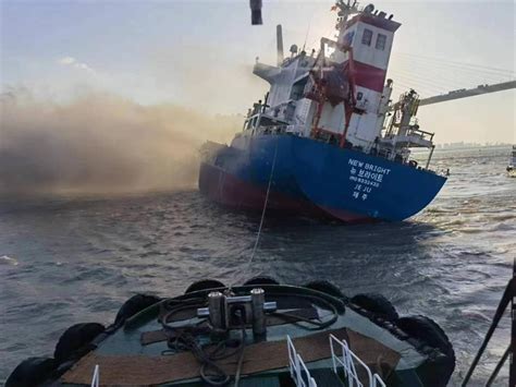 影／韓國籍油輪爆炸！於長江翻覆起火畫面曝光 船上22人驚險逃生