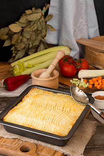 양치기의 파이 전통적인 영국 요리 다진된 쇠고기 어린 양 당근 양파 셀러리 으깬된 감자와 조리법 캐 서 롤에 구운 0명에 대한 스톡 사진 및 기타 이미지 Istock