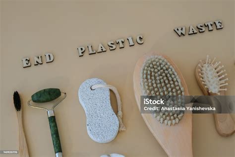 뉴트럴 베이지 색 배경 플랫 레이에 천연 스킨 케어 제품 주위에 플라스틱 폐기물 텍스트를 종료합니다 유기농 제로 폐기물 친환경 화장품 스파 배경 지속 가능한 라이프 스타일