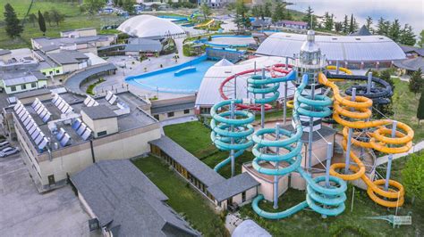 საცურაო ცენტრი და ჯინო პარადაის წყლის პარკი თბილისში წყლის სლაიდები და