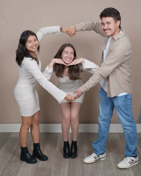 Awkward Holiday Photo Trend At Jcpenney Is Going Viral Now And Pics
