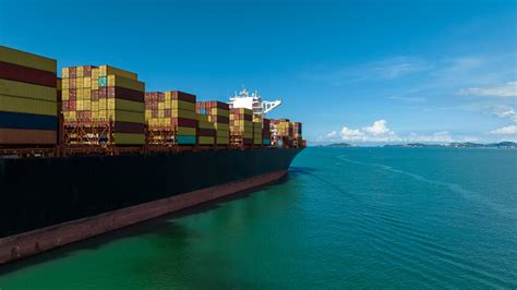 녹색 바다에서 항해하는화물 물류 컨테이너 선은 수출 상품을 수입하고 전 세계의 딜러 및 소비자에게 제품을 배포합니다 0명에 대한