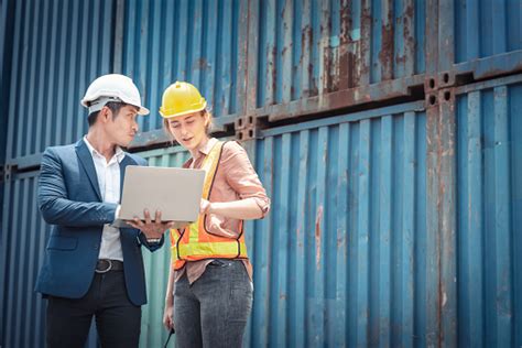 수입수출 운송 산업의 컨테이너 선적 물류 엔지니어링 포트 선박 로딩 도크에서 노트북에 관리 컨테이너 상자를 제어하는 운송 엔지니어 팀워크 비즈니스 팀 경영자에 대한 스톡