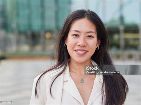 웃는 젊은 아시아 비즈니스 여성이 카메라를 바라보는 모습 여성 기업가 여성 권한 부여 비즈니스 여성 미소에 대한 스톡 사진 및 기타 이미지 Istock