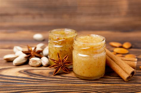 꿀 항아리 라즈베리와 블루베리를 곁들인 과일 꿀 건강과 미용을위한 유용한 강화 양봉 제품 크림 꿀 채식주의 식단 유기농 제품 복사 공간 텍스트 배치 0명에 대한 스톡 사진