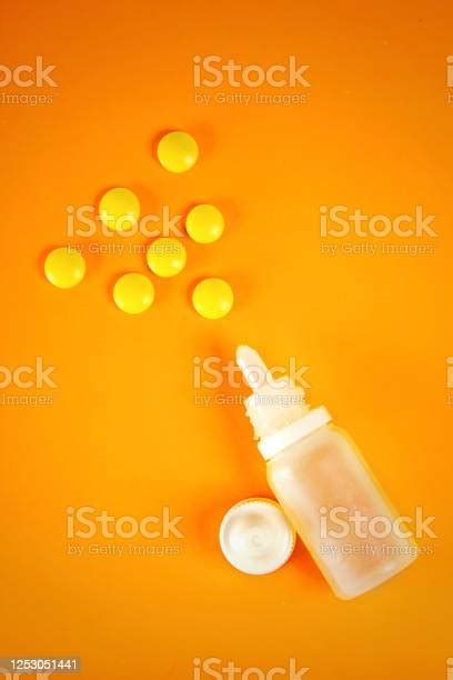 부비동염 요령염 비염 및 기타 이비인후과 장기 의 질병 오렌지 배경에 정제와 흰색 플라스틱 비강 스프레이 코의 질병의 치료의 개념과 개념에 대한 스톡 사진 및 기타 이미지