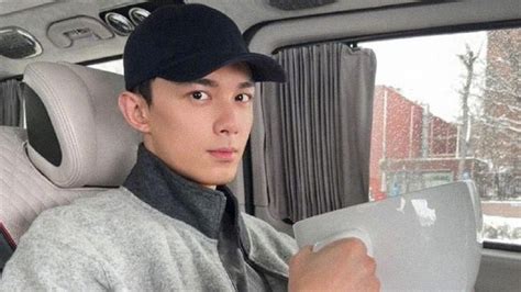 5 Potret Leo Wu Lei Bintang Drama China Amidst A Snowstorm Of Love Yang Hobi Bersepeda Foto 1