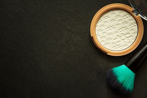 검은 슬레이트 배경에 브러쉬가있는 투명한 피부 파우더 공간을 복사합니다 플랫 레이 맨 위 보기 스킨 케어 또는 모닝 루틴 컨셉 0명에 대한 스톡 사진 및 기타 이미지