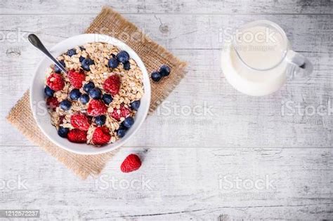 숲과일과 귀리 플레이크의 최고 보기 귀리 플레이크가 있는 화이트 플레이트에 라즈베리와 블루베리 0명에 대한 스톡 사진 및 기타 이미지 Istock