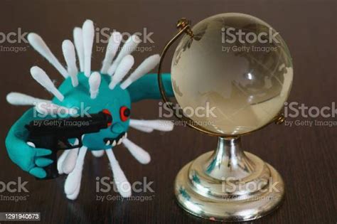 장난감 무기로 플라스틱으로 만든 바이러스 인형 0명에 대한 스톡 사진 및 기타 이미지 0명 개념 건강관리와 의술 Istock