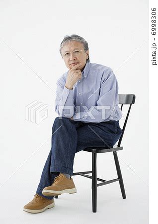 椅子に座って頬杖をする中高年の男性の写真素材 6998306 PIXTA