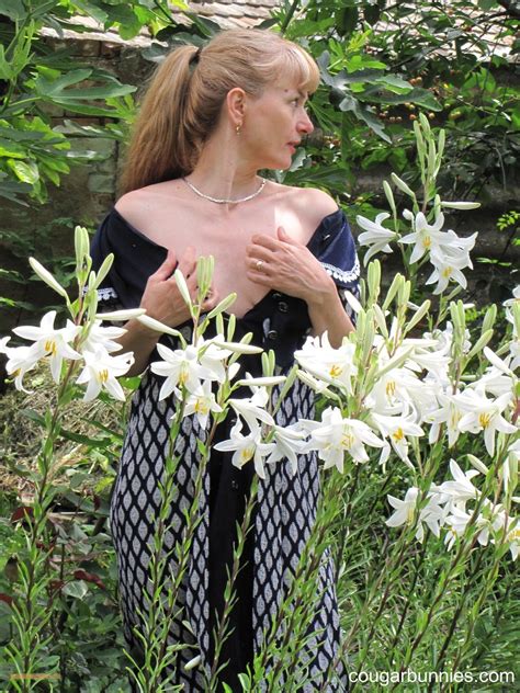 Stunning Mature Girl Doris Dawn Unveils Her Nice Figure Outdoors 15 Photos