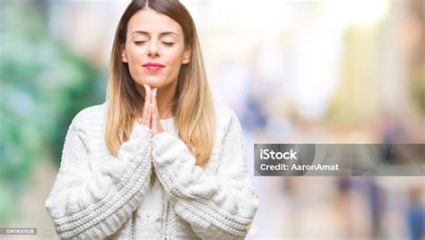 아름 다운 젊은 여 자가 함께 용 서 미소 자신감에 대 한 요구는 손으로 기도 격리 된 배경 위에 캐주얼 백색 스웨터 T 셔츠에 대한 스톡 사진 및 기타 이미지 Istock