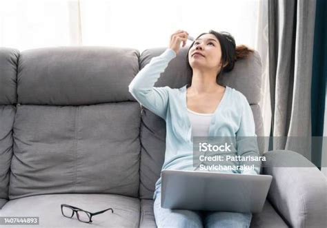 그녀의 눈에 인공 눈물을 적용하는 아름다운 여성의 클로즈업 컴퓨터에서 작업하는 동안 눈과 시력을 보호하기 위해 점안액을 바르는 소녀 안과 치료 개념 35 39세에 대한 스톡