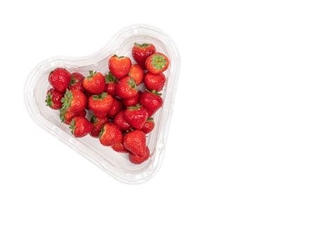 갓 딴 딸기가 있는 투명한 플라스틱 트레이 흰색으로 분리 건강한 생활방식에 대한 스톡 사진 및 기타 이미지 건강한 생활방식 건강한 식생활 과일 Istock