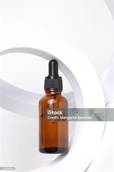 흰색 배경에 둥근 형태로 호박색 유리 드롭퍼 병 화장품 용기 모형 브랜딩 및 패키징 프레젠테이션을 위한 배경 내츄럴 스킨케어 뷰티 제품 컨셉 0명에 대한 스톡 사진 및 기타