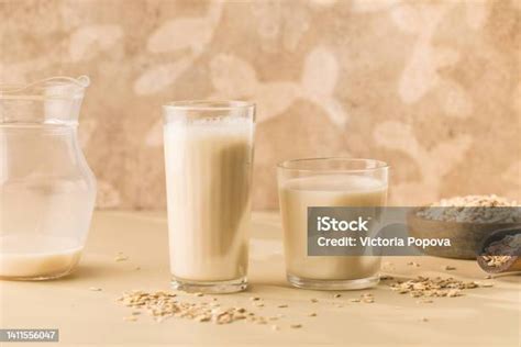 귀리 우유 한 잔 주전자와 귀리 플레이크 대체 유당이없는 유제품의 개념 오트밀에 대한 스톡 사진 및 기타 이미지 오트밀 마실 것 0명 Istock