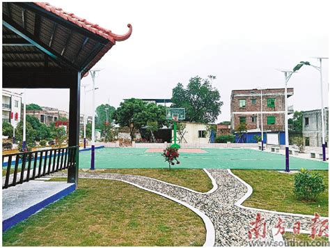 村民自愿让出荒地建小广场文丰塘建设群众