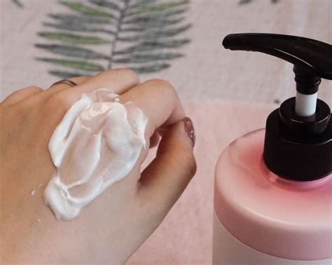 촉촉하고 향기좋은 복숭아향의 향수바디로션으로 아침부터 기분좋게 퍼퓸드 바디로션 잇더피치 네이버 블로그