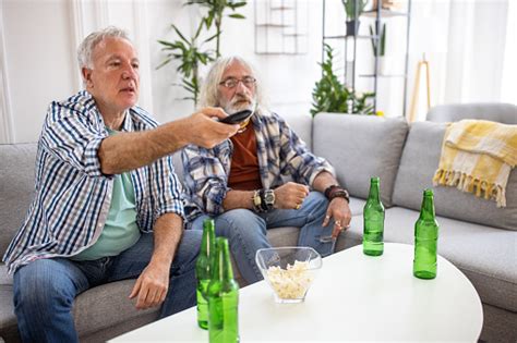 거실에서 맥주와 팝콘을 통해 Tv를 보는 두 명의 남성 선임 친구 2명에 대한 스톡 사진 및 기타 이미지 2명 65 69세 70 79세 Istock