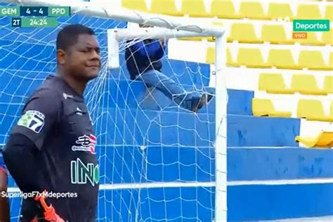 خوان Chiquito فلوريس وله الرهيبة Blooper في 7 دوري السوبر لكرة