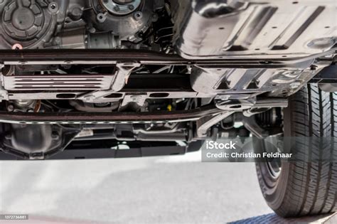 오프로드 차량 Suv 또는 오프로드 차량의 언더바디는 자동차 작업장에서 휠 서스펜션 배기 촉매 컨버터 및 테스트 및 유지 보수를 통해 자동차 엔지니어링을 자세히 보여줍니다