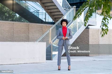 비즈니스 건물에서 빨간 터틀넥과 양복을 입은 젊은 아프리카계 미국인 사업가 기업 비즈니스에 대한 스톡 사진 및 기타 이미지 기업 비즈니스 단정한 사무복 비즈니스
