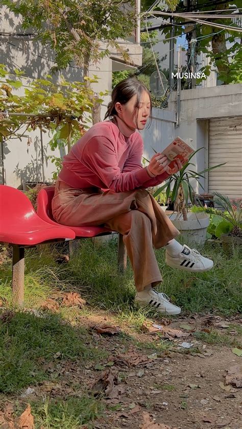 90년대 패션을 부메랑 효과로 찍었을 때 돌고 도는 유행을 보면 마치 부메랑 같아💫 무신사 스토어 바로 가기 Bit Ly 3rcqw87 우신사 릴스