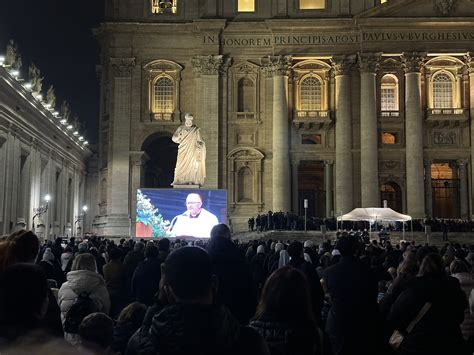Ние сме с него Стотици се събираха на площад Свети Петър за да се молят за папа Франциск ВИДЕО