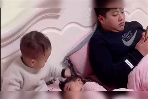 弟弟想趁姐姐睡着扳回一局 没想到被爸爸杀人般的凝视给吓到了秒怂爸爸姐姐弟弟