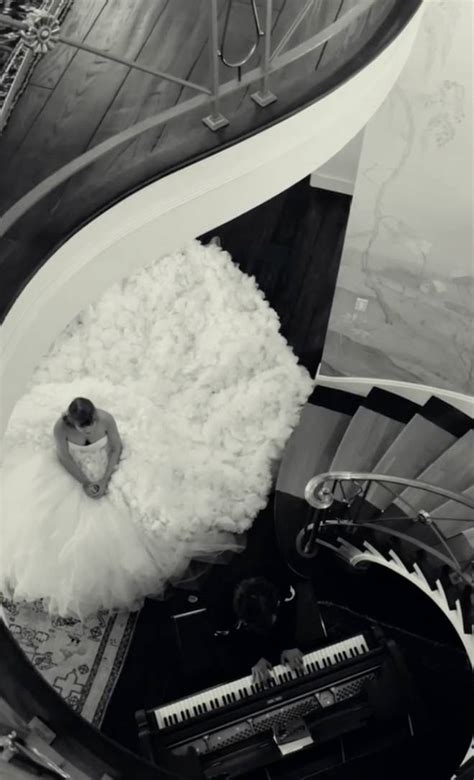 Watch Taylor Swift Singing During Wedding Dress Fitting Is The Most