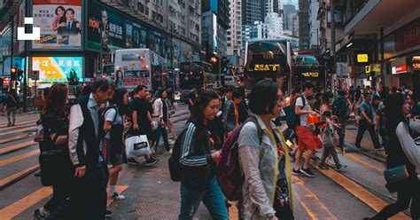 길을 건너는 사람들 사진 Unsplash의 무료 스마트폰 이미지